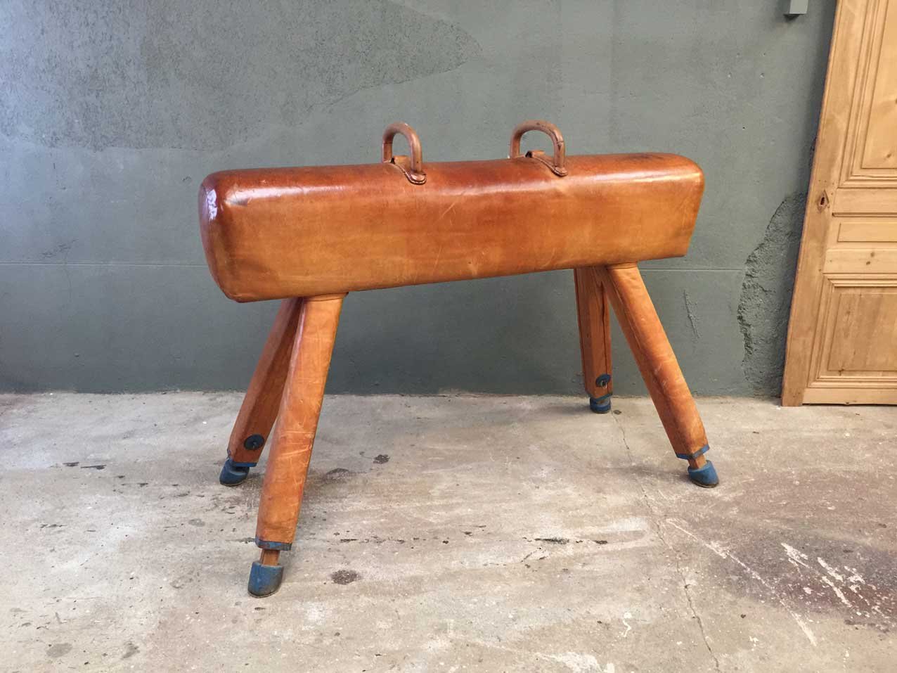 Großer Vintage Turnbock aus Leder, 1950er bei Pamono kaufen